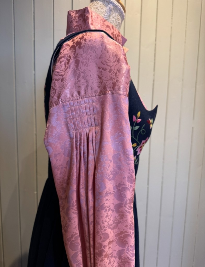 Bunadskjorte, silke Rosa, Design Tones Bunadstue | Tonesbunadstue.no ...